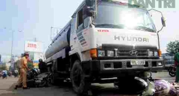 TPHCM: Đang dừng đèn đỏ, 2 xe tay ga bị cuốn vào gầm xe bồn