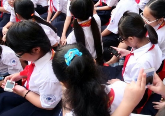 Học sinh dùng ĐTDĐ - con dao 2 lưỡi