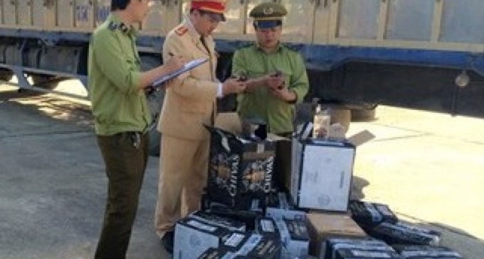 Bắt giữ xe ô tô chở rượu ngoại không rõ nguồn gốc