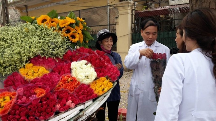 Rộ mốt tặng hoa hồng dát vàng mùng 8/3