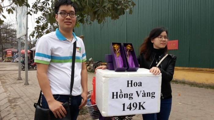 Rộ mốt tặng hoa hồng dát vàng mùng 8/3