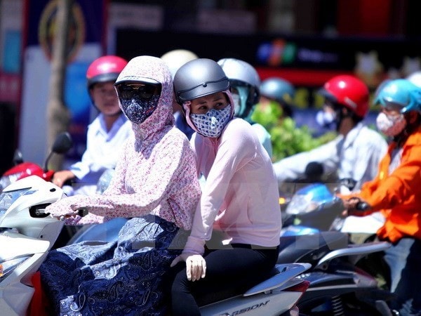Miền Bắc nắng nóng, chiều tối mưa dông