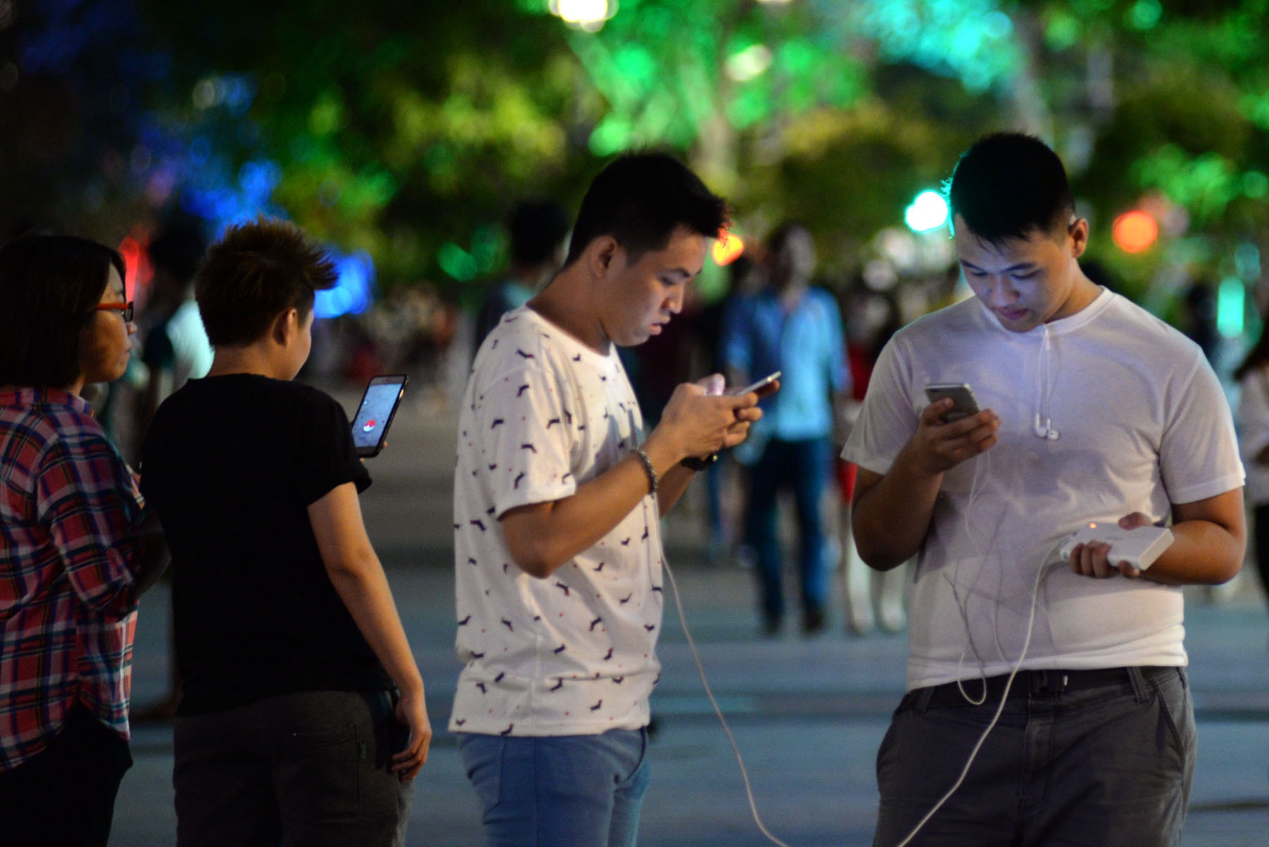 Những ẩn họa nguy hiểm khi chơi Pokemon Go ở Việt Nam