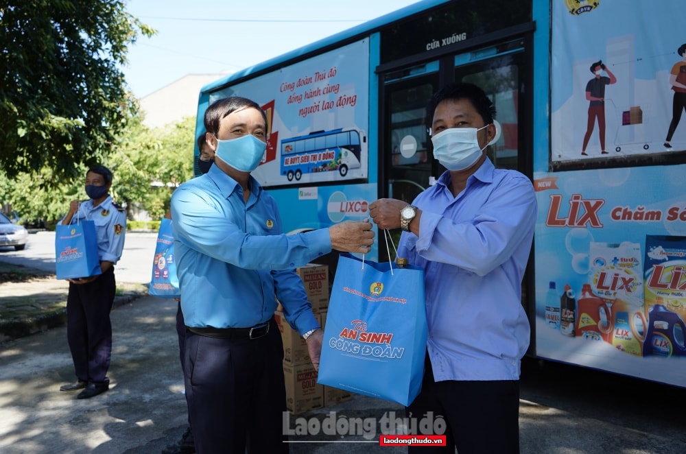 Người lao động tại Cụm công nghiệp Ngọc Hồi vui mừng đón nhận “Túi An ...