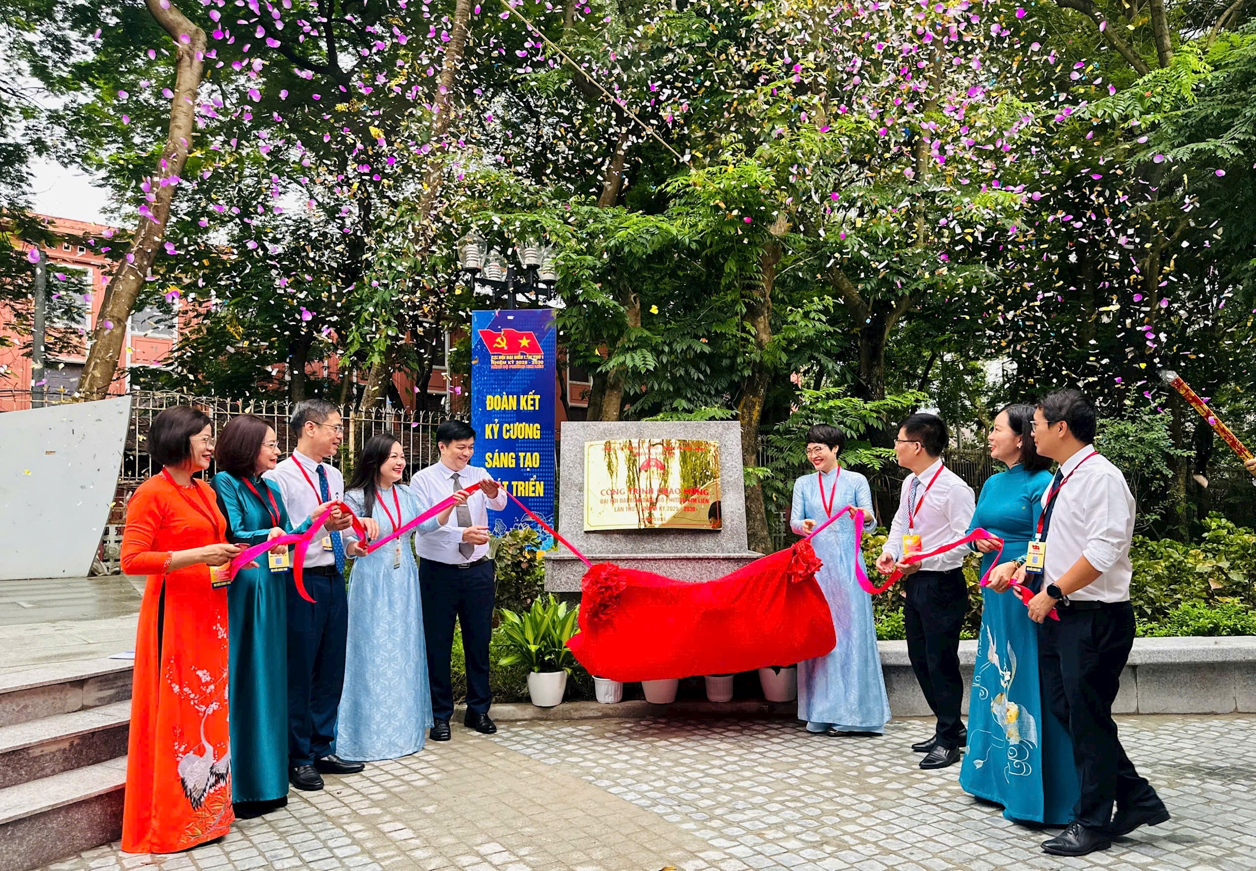 Gắn biển công trình Vườn hoa phường Kim Liên chào mừng Đại hội Đảng bộ ...
