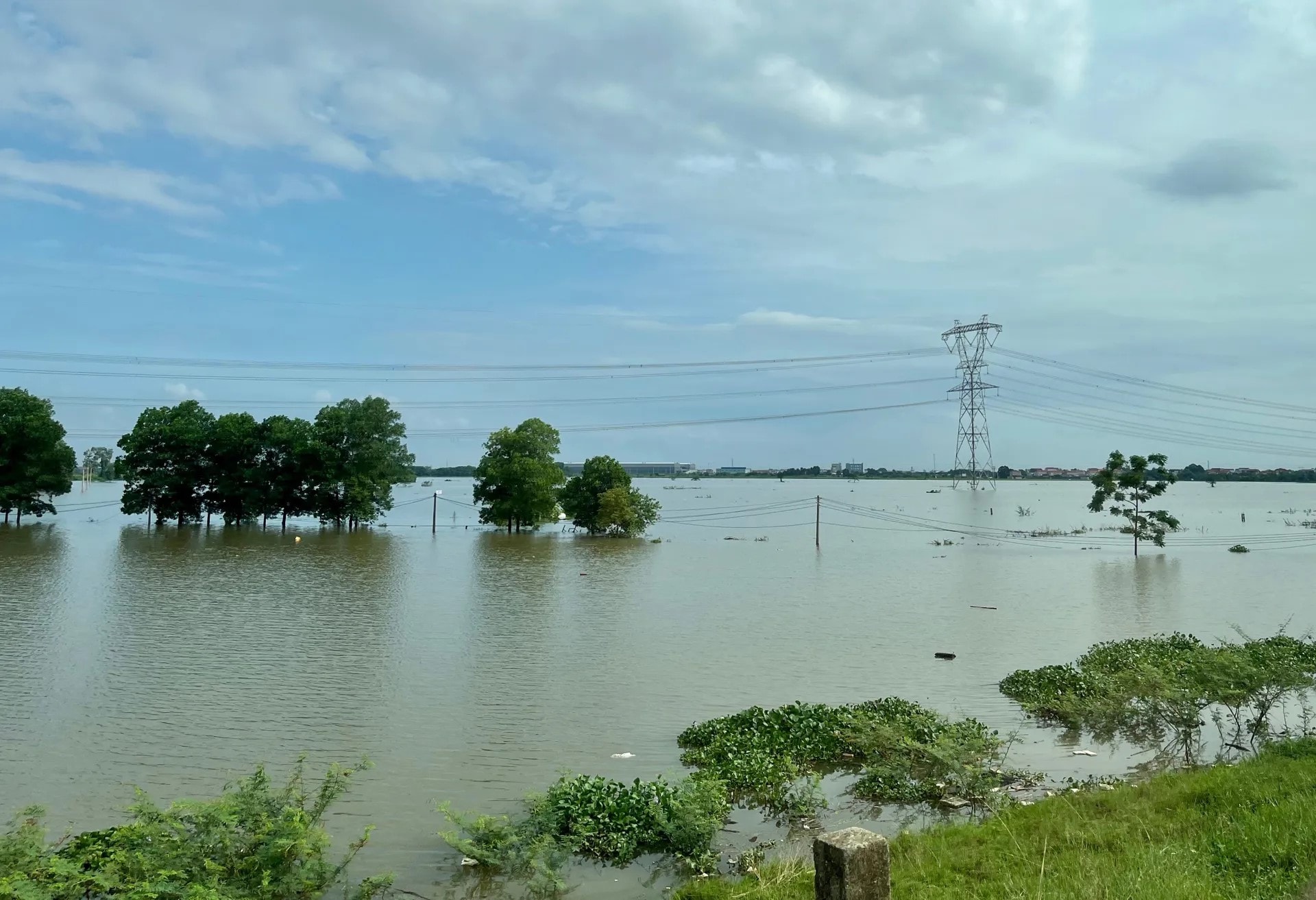 Hà Nội ứng phó lũ đặc biệt lớn trên sông Cầu, sông Cà Lồ