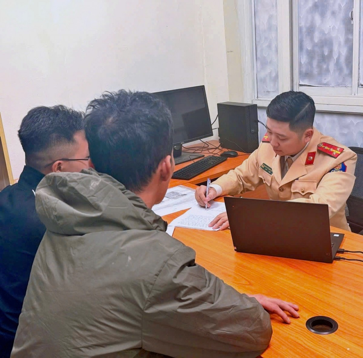 Hà Nội: Xử phạt nghiêm tài xế xe tải làm rơi vãi bùn đất, tiềm ẩn nguy ...