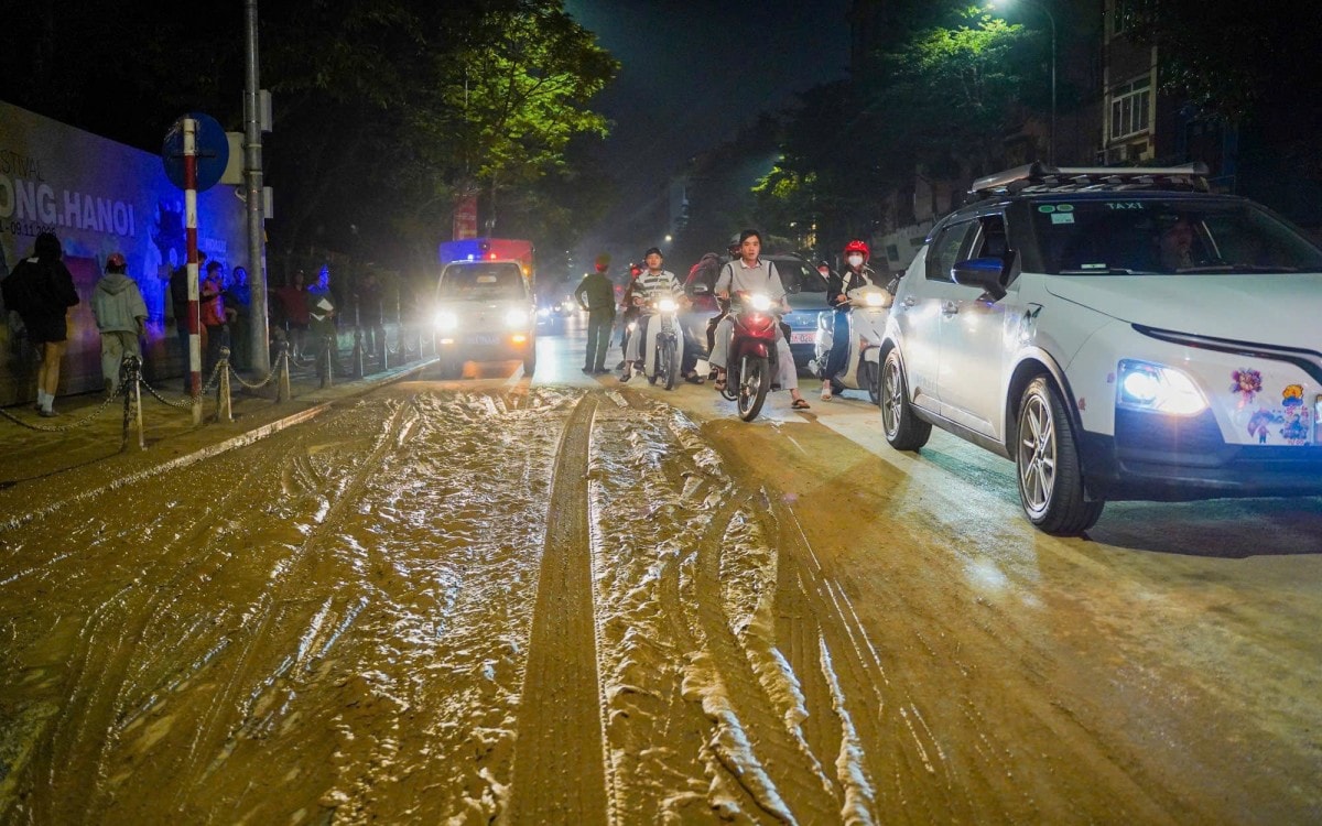 Hà Nội: Xử phạt nghiêm tài xế xe tải làm rơi vãi bùn đất, tiềm ẩn nguy ...