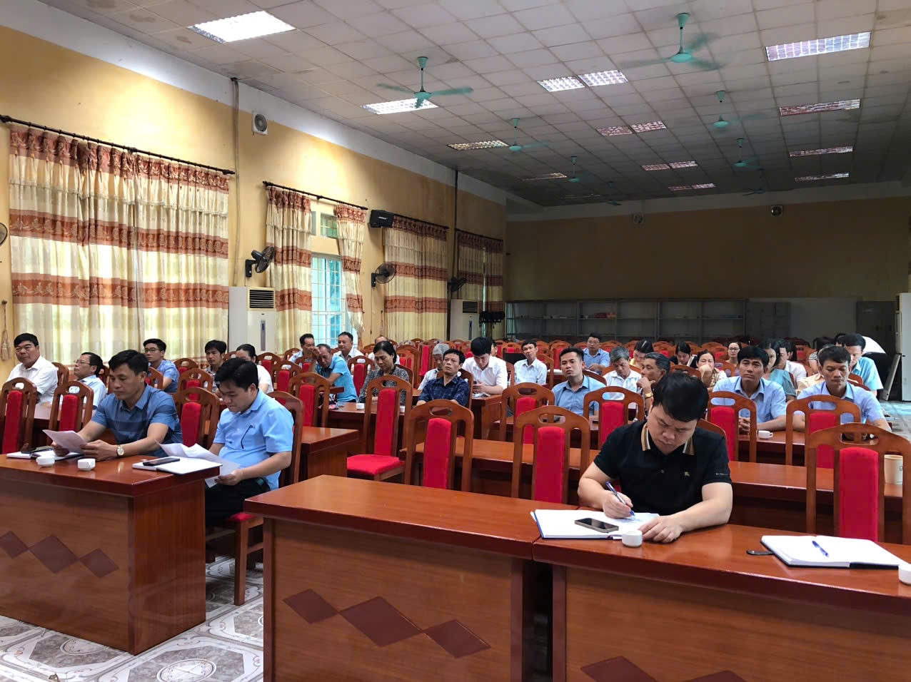 Xã Hồng Sơn triển khai tiêm vắc xin phòng bệnh cho gia súc, gia cầm ...