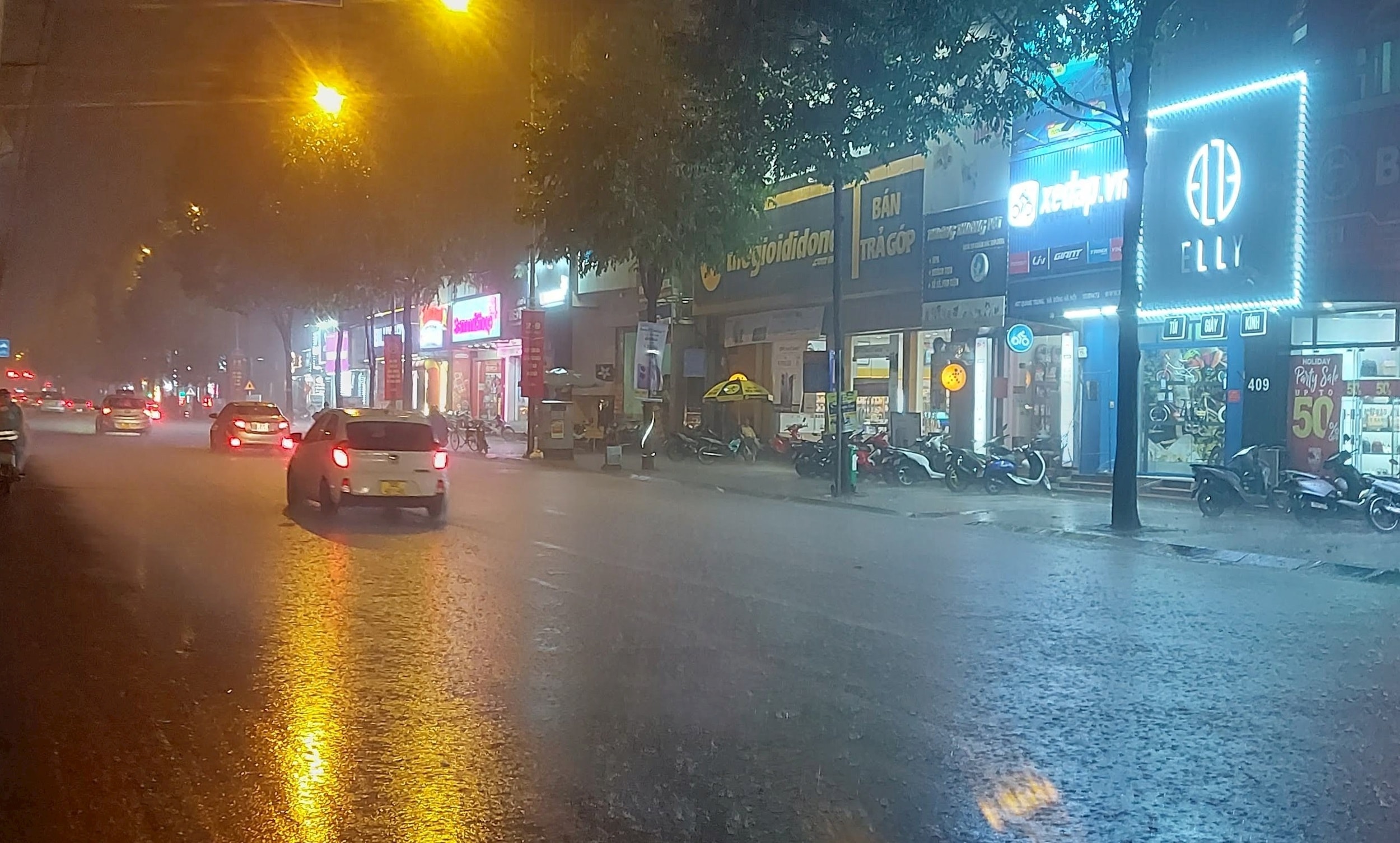 Hà Nội mưa dông, trời mát trước khi nắng nóng trở lại