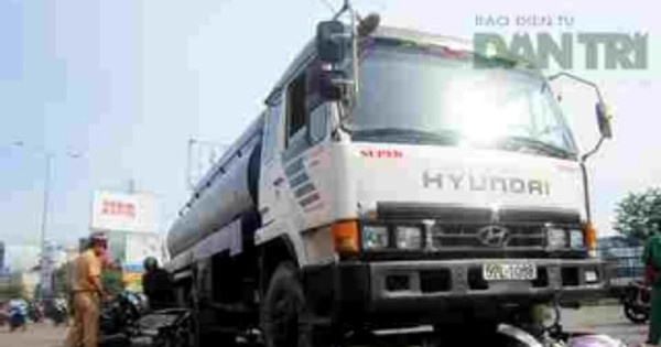 TPHCM: Đang dừng đèn đỏ, 2 xe tay ga bị cuốn vào gầm xe bồn