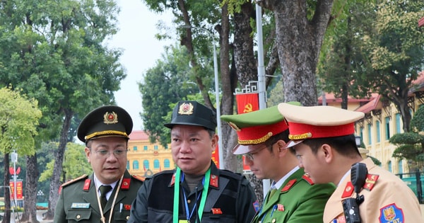 Cán bộ, chiến sĩ một số đơn vị thuộc Công an thành phố Hà Nội được hỗ ...